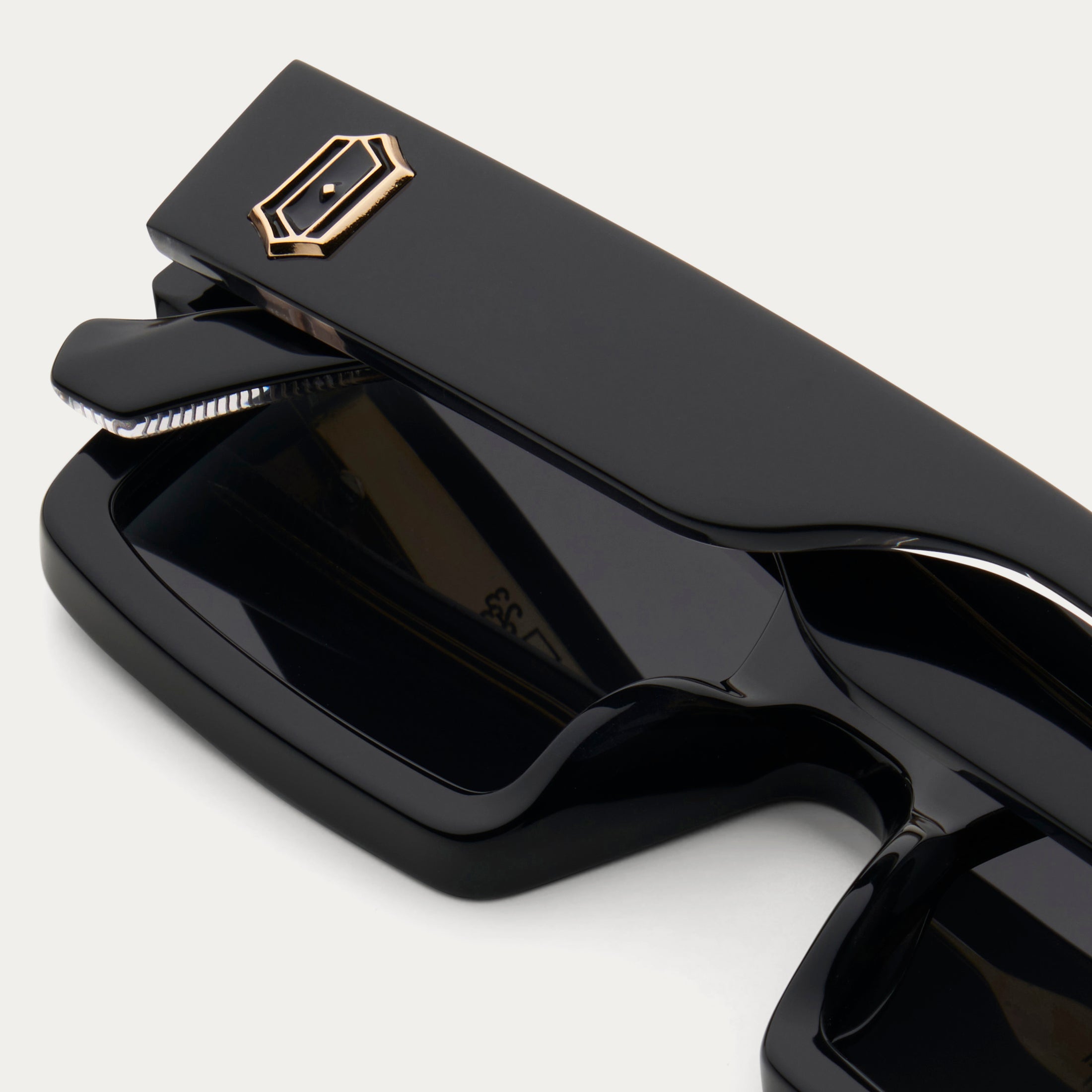 BLACK ICON – JAMES ORO